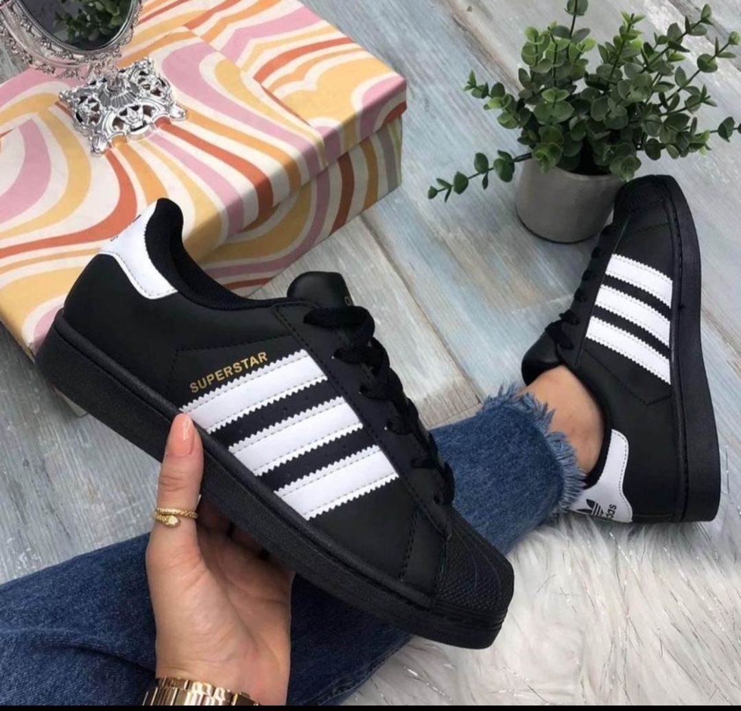 Tenis Super Star negro con rayas blancas - Negos